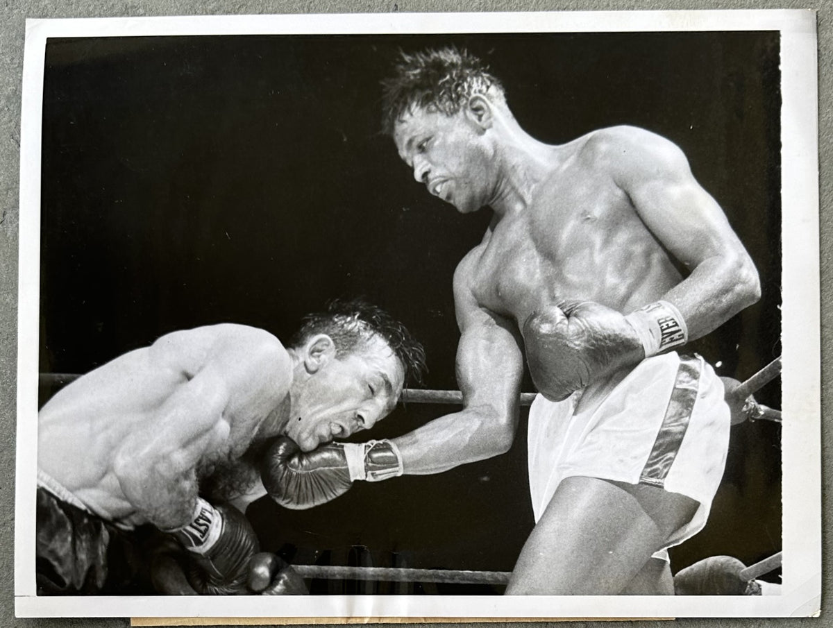 ROBINSON, SUGAR RAY-CARMEN BASILIO I ORIGINAL PHOTO (1957) – JO Sports Inc.