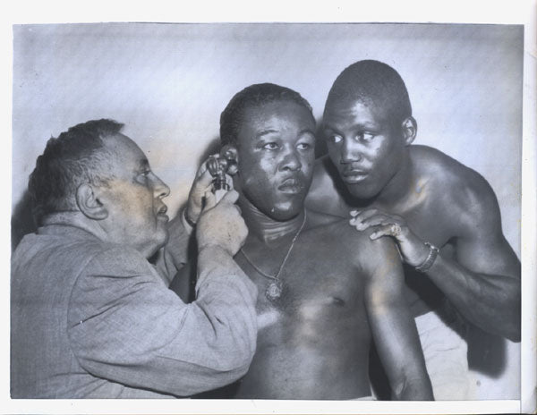 GAVILAN, KID-JOHNNY SAXTON ORIGINAL WIRE PHOTO (1954) – JO Sports Inc.