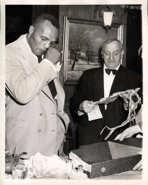 WALCOTT, JERSEY JOE & NAT FLEISCHER WIRE PHOTO (1951-RECEIVING RING BE ...