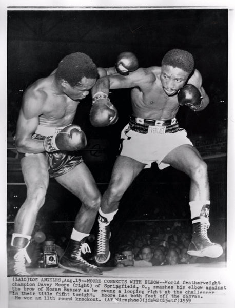 MOORE, DAVEY-HOGAN "KID" BASSEY WIRE PHOTO (1959) – JO Sports Inc.
