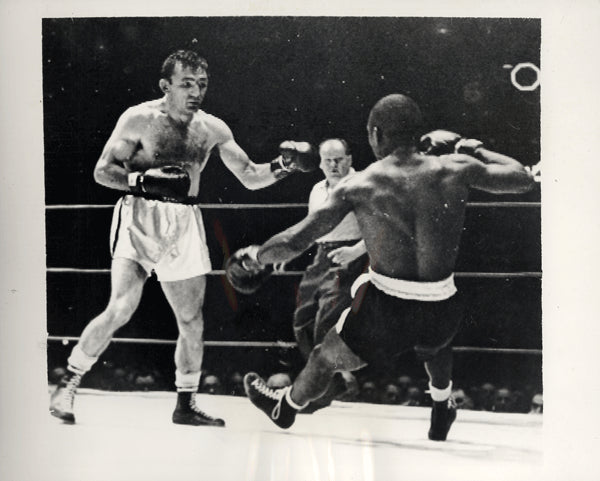 BASILIO, CARMEN-JOHNNY SAXTON WIRE PHOTO (1957-2ND ROUND) – JO Sports Inc.