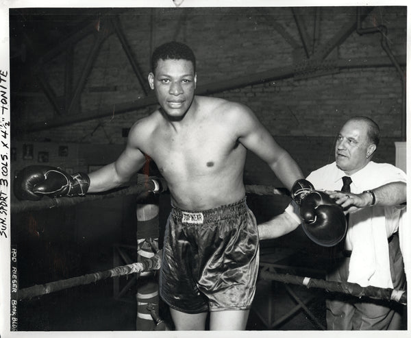 VALDES, NINO & BOBBY GLEASON WIRE PHOTO (1958) – JO Sports Inc.