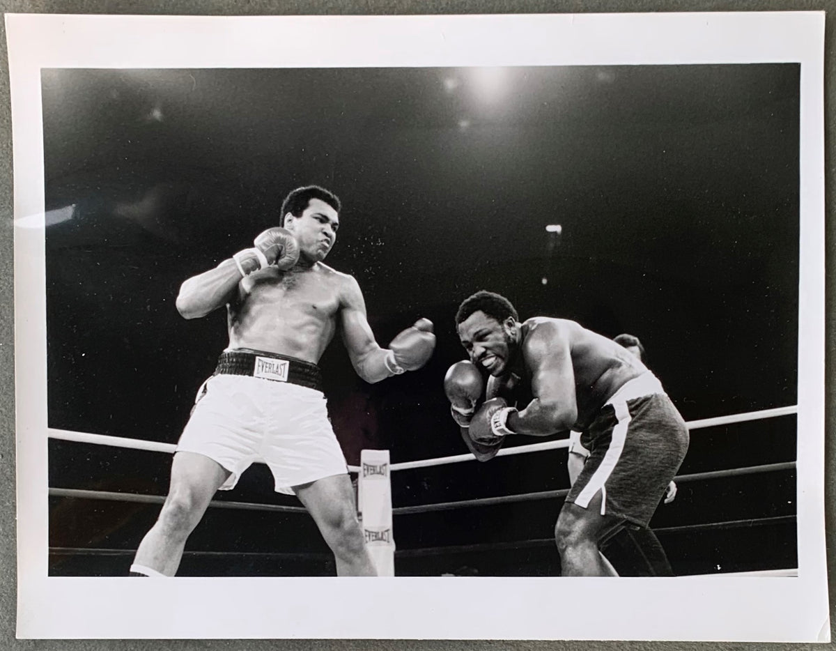 ALI, MUHAMMAD-JOE FRAZIER III ORIGINAL PHOTOGRAPH (1975) – JO Sports Inc.